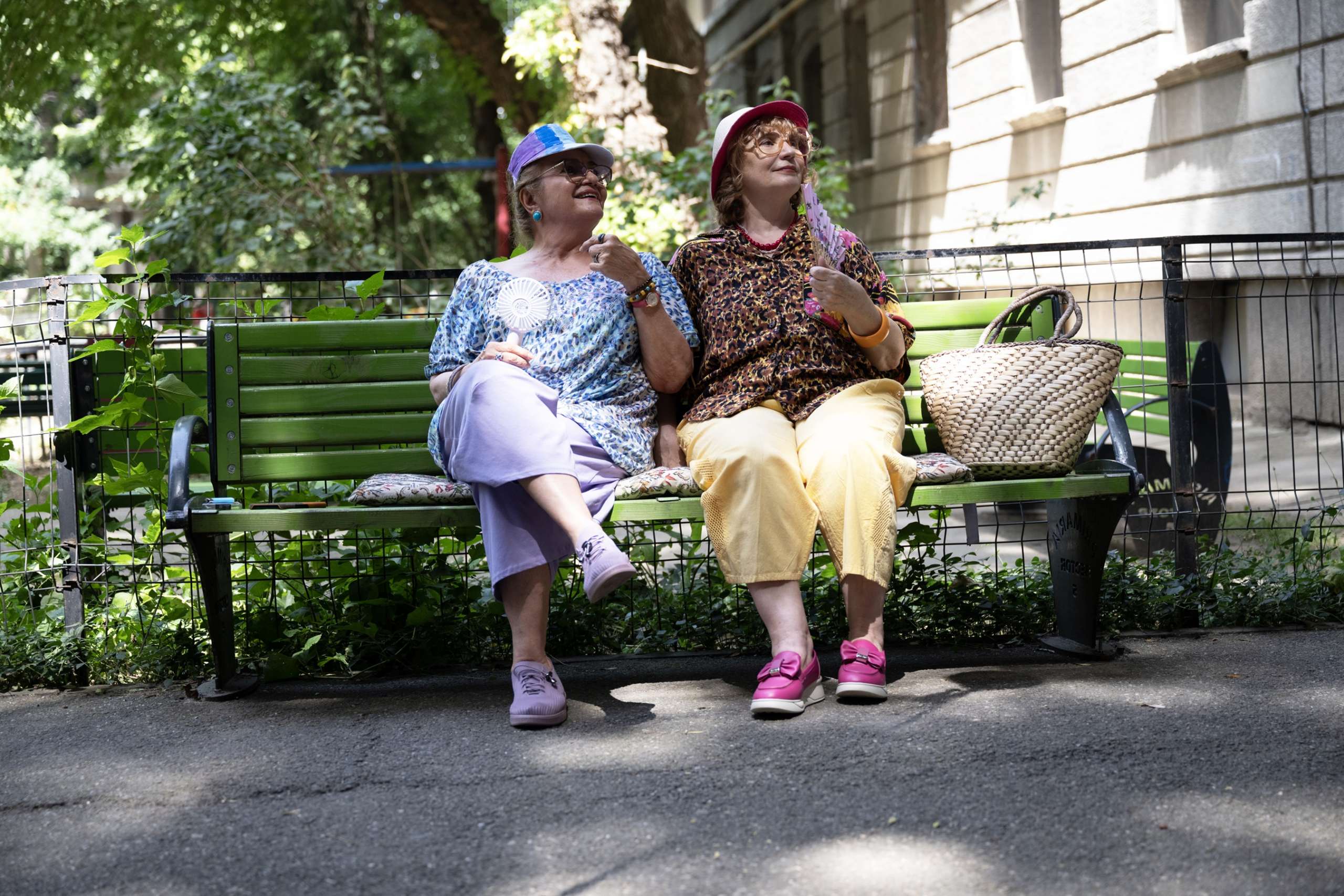 Vecinii de la Scara B se confruntă cu noi situații... importante, în ...